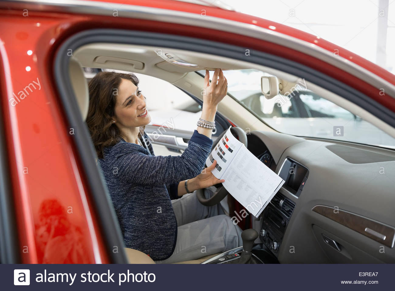 Car showroom window hi-res stock photography and images - Alamy