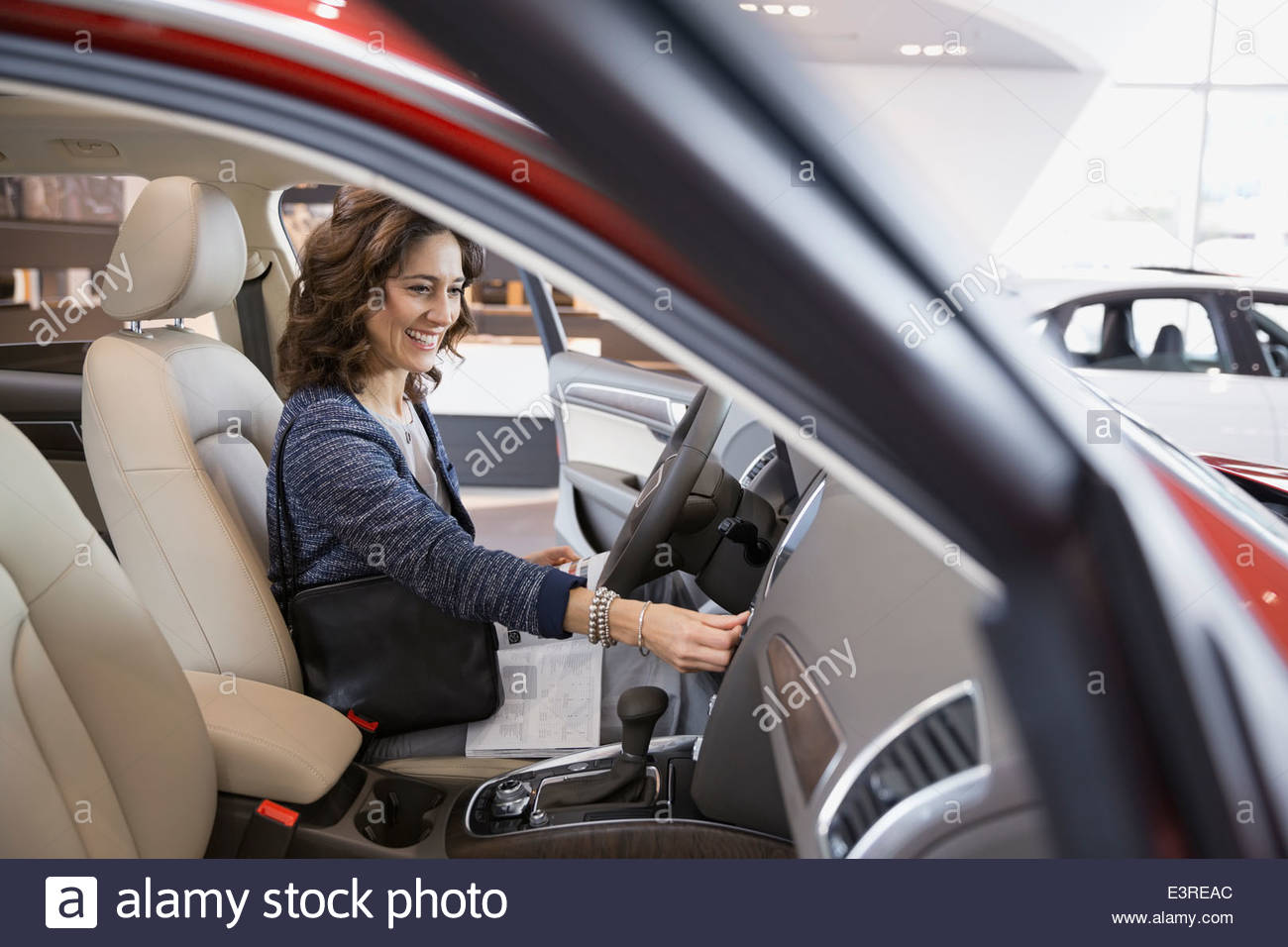 Car showroom window hi-res stock photography and images - Alamy