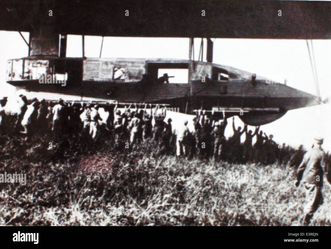 The 'Fuhrergondel eines Armeeluftschiffs' (Leader Gondola of a German ...