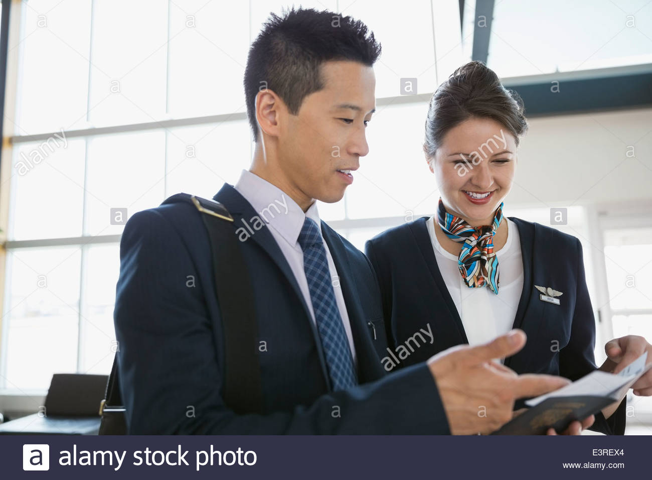 Man woman airport hi-res stock photography and images - Alamy