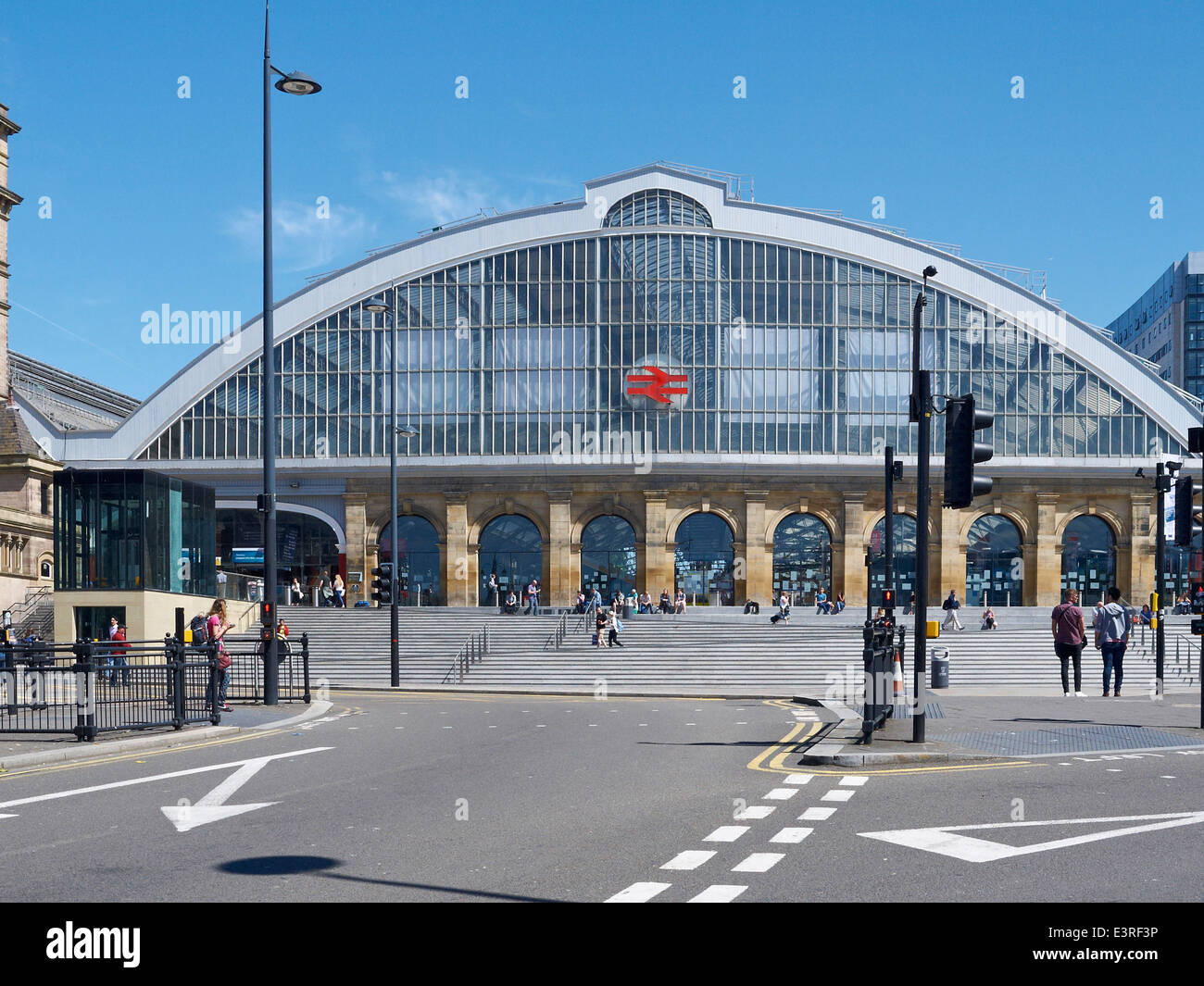 Liverpool street station sign hi-res stock photography and images - Alamy