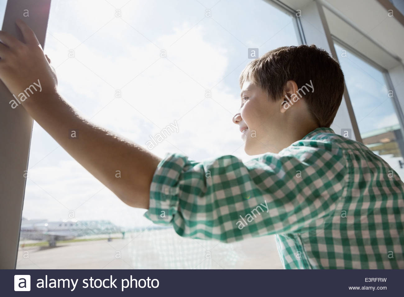 Boy looking at sky hi-res stock photography and images - Alamy