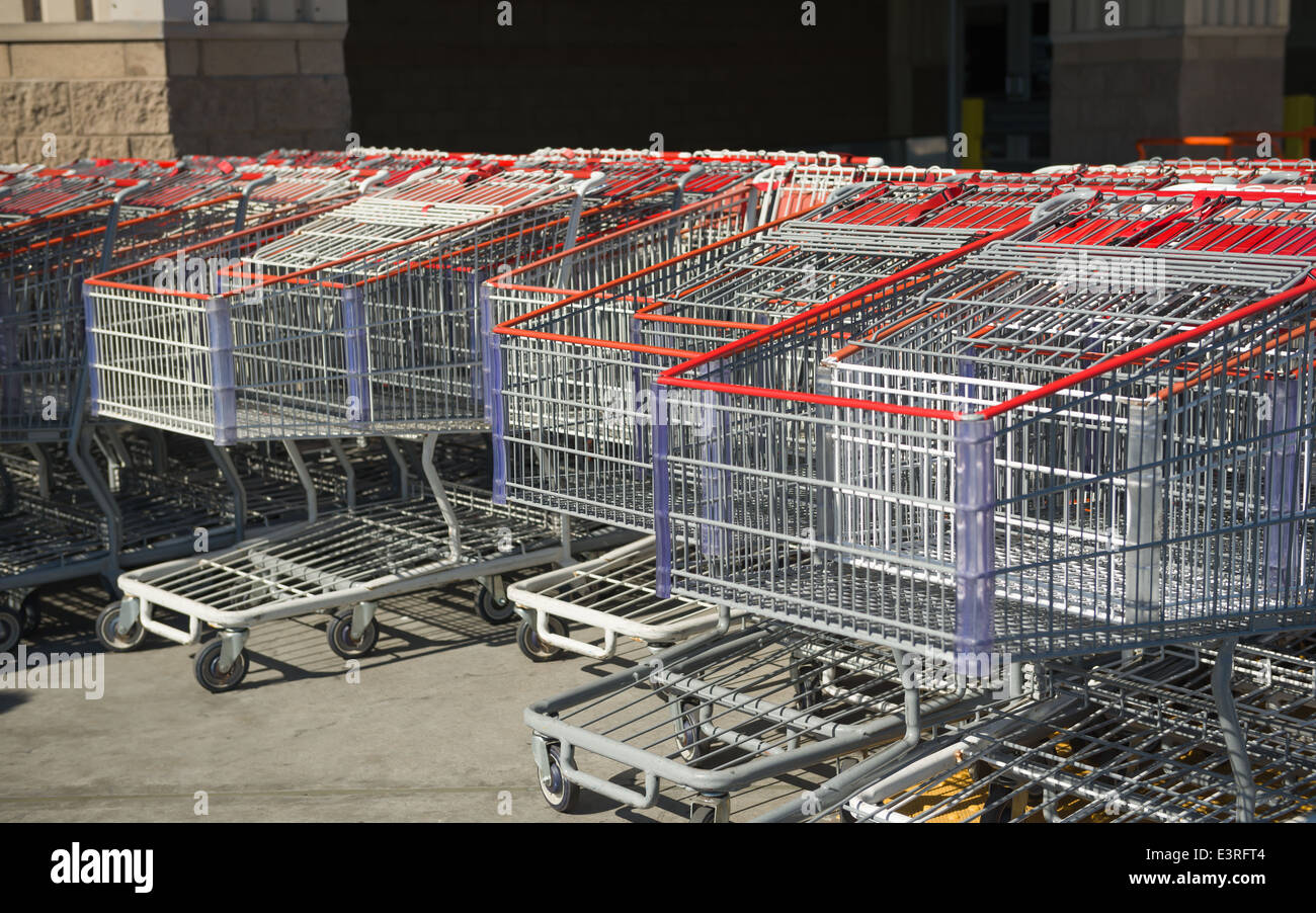 lines of shopping carts outside a supermarket Stock Photo - Alamy