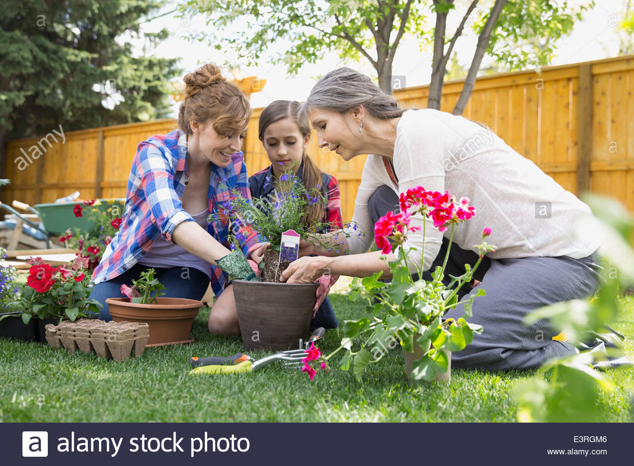 Girl planting flowers hi-res stock photography and images - Alamy