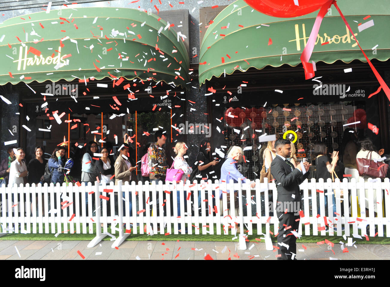 Harrods summer sale queue hi-res stock photography and images - Alamy