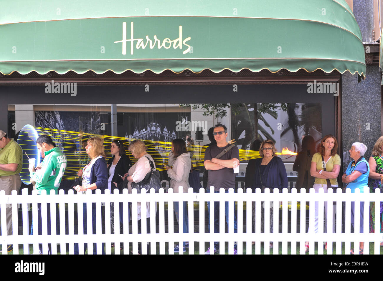 Harrods summer sale queue hi-res stock photography and images - Alamy
