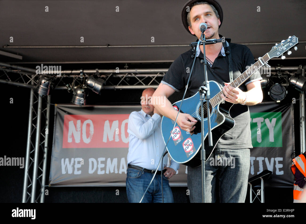 Sean Taylor - singer / songwriter, performing in Parliament Square at ...