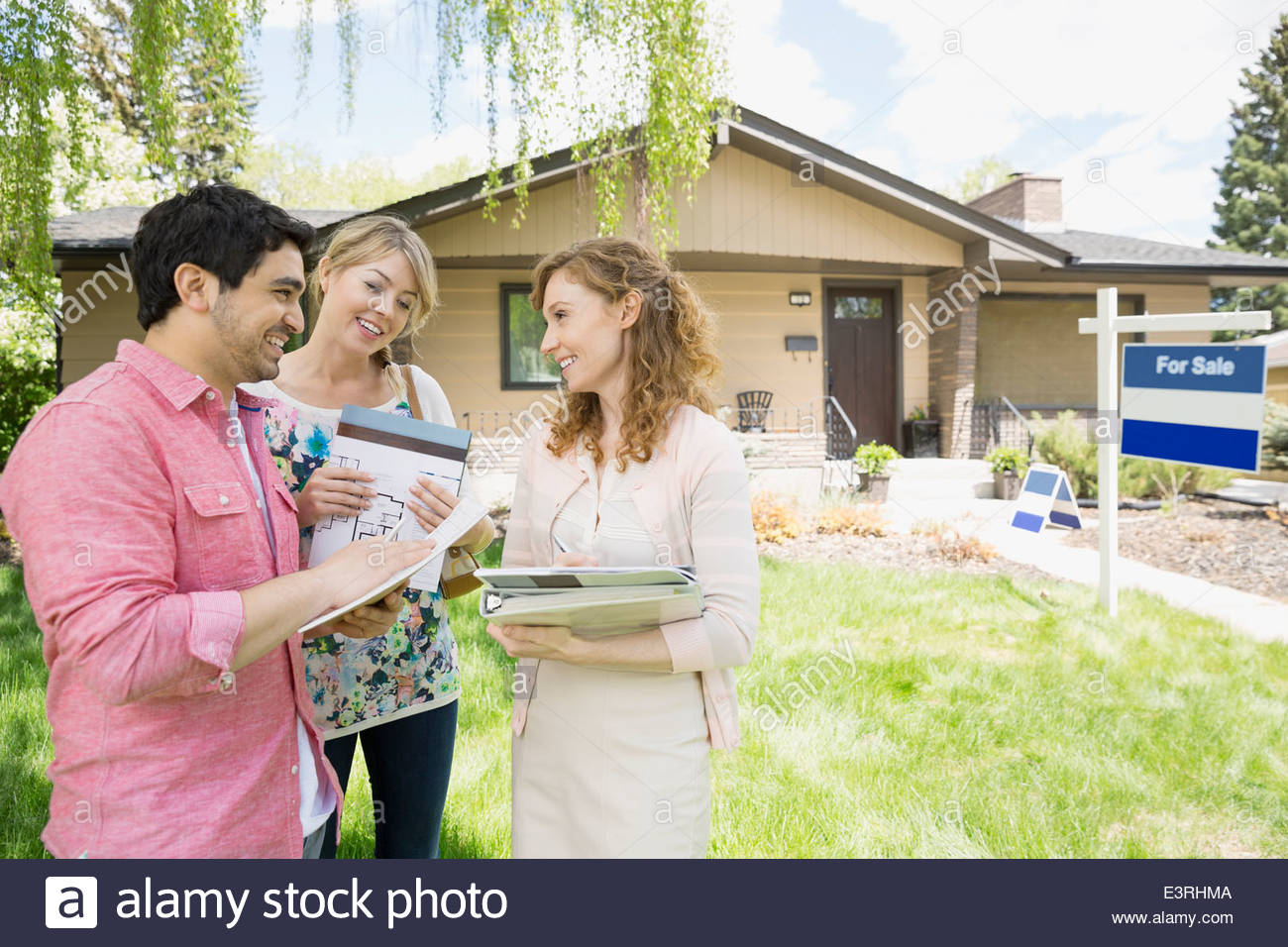 Man woman couple house residence hi-res stock photography and images ...