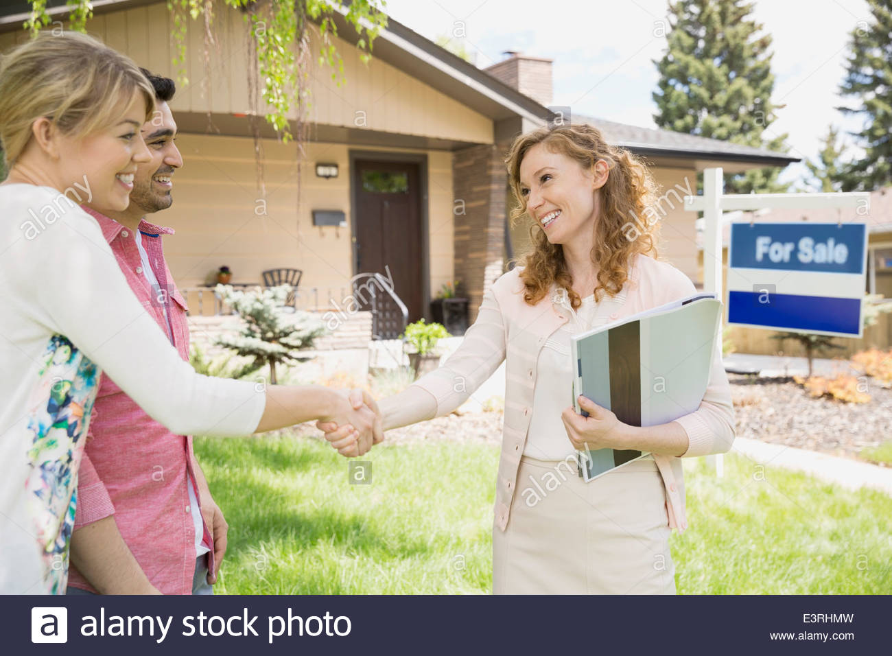 Shaking hands house outside hi-res stock photography and images - Alamy