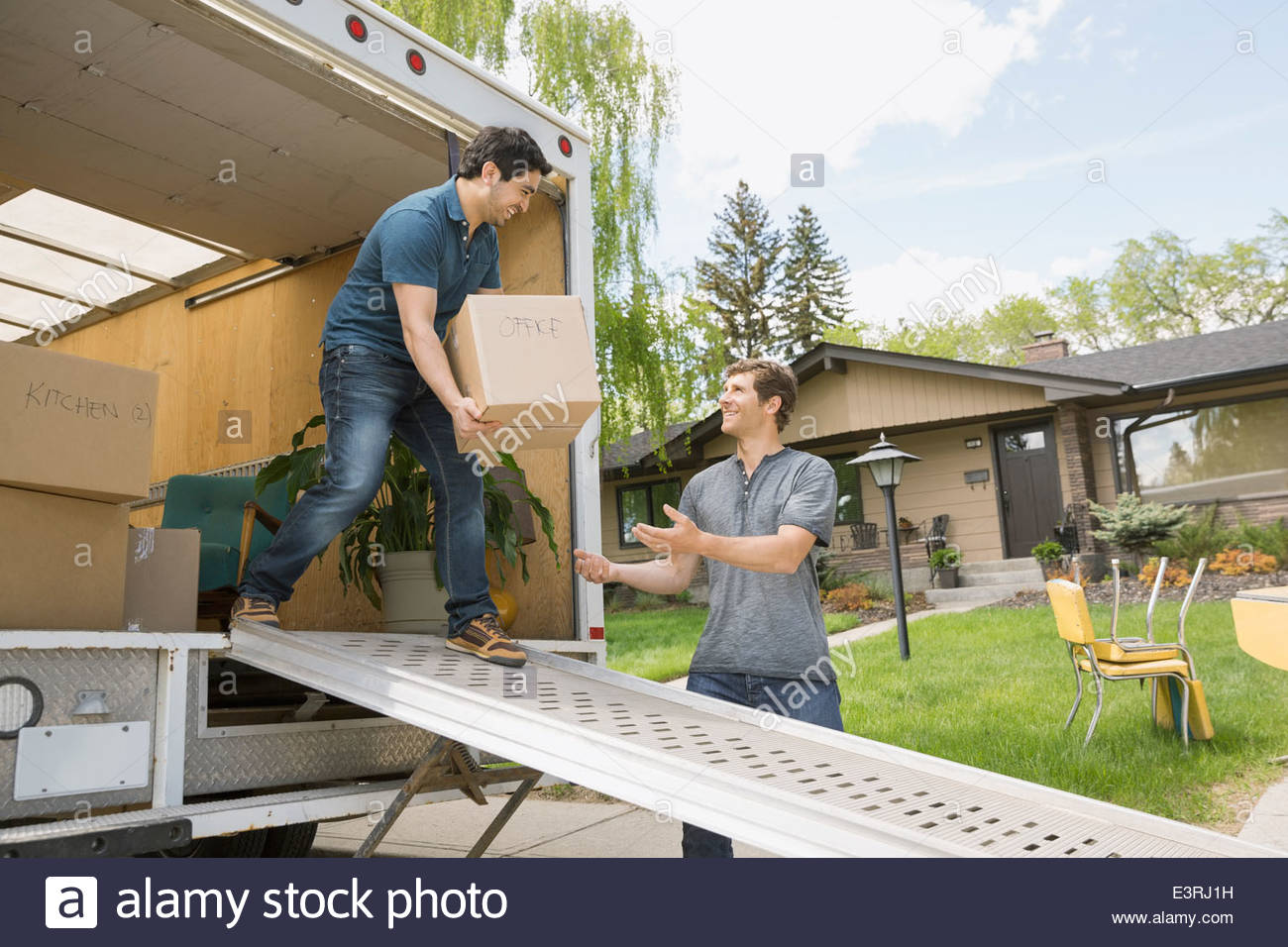 Men moving boxes hi-res stock photography and images - Alamy