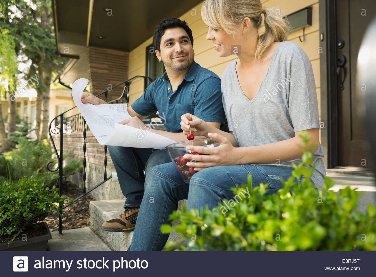Man woman sitting on stoop hi-res stock photography and images - Alamy