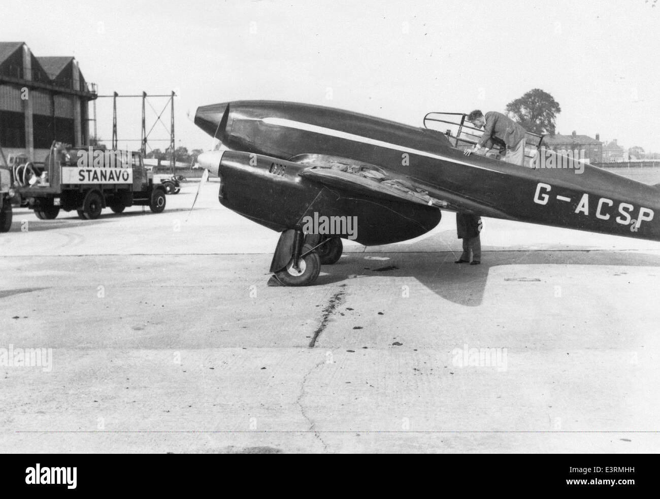 Black racing aircraft 1930s hi-res stock photography and images - Alamy