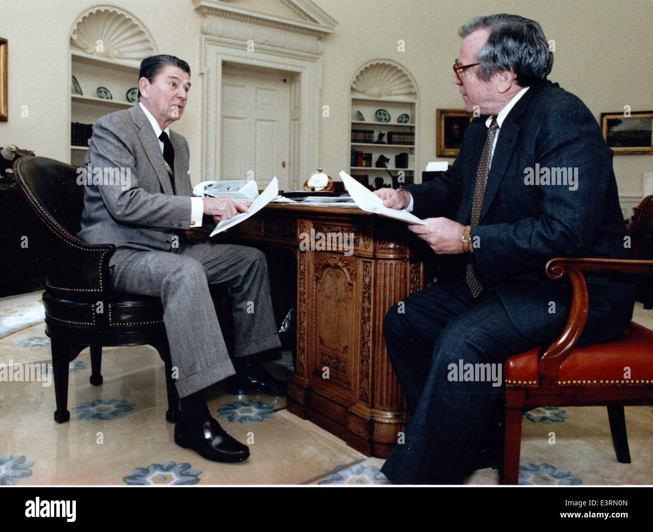 United States President Ronald Reagan (L) meets with Howard Baker ...