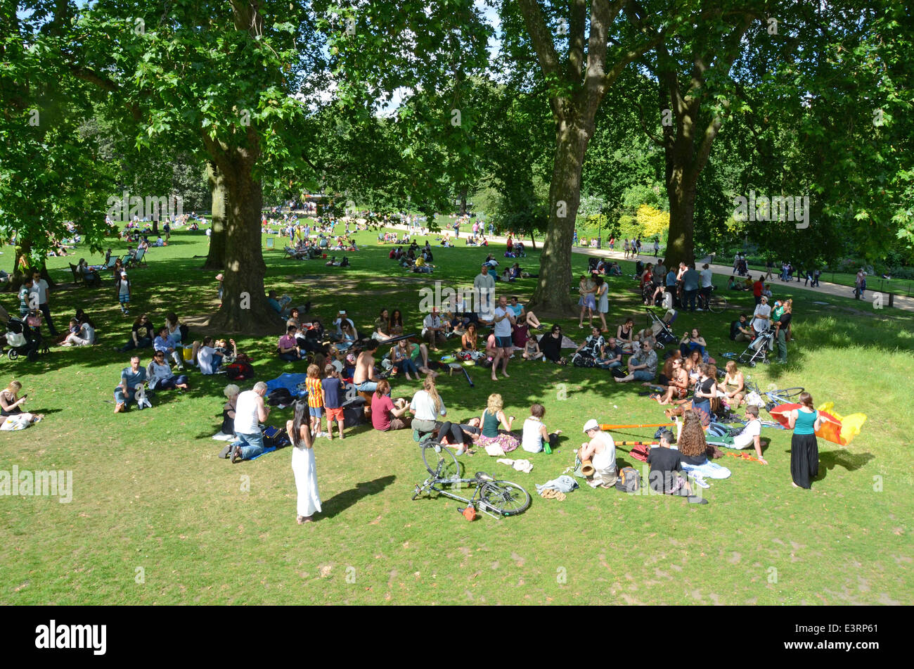People enjoy the sunshine in st jamess park in london hi-res stock ...