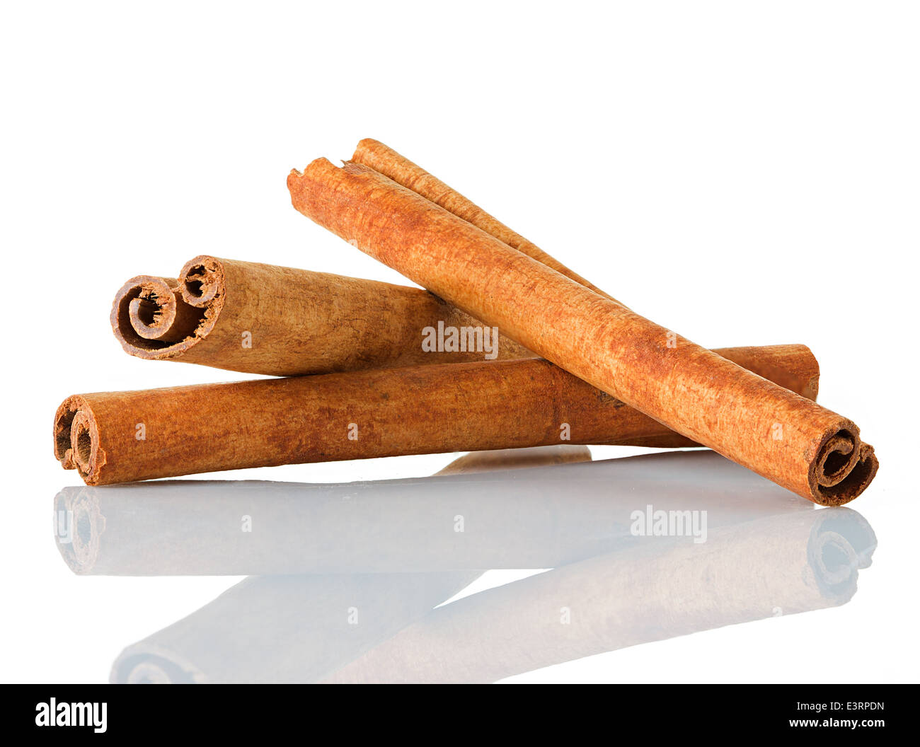 cinnamon sticks close up on white background Stock Photo - Alamy