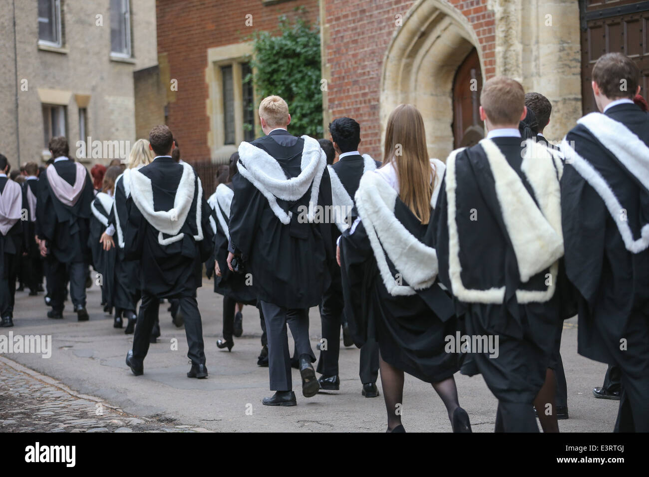 CAMBRIDGE UNIVERSITY STUDENTS ON GRADUATION DAY TO COLLECT THEIR DEGREE ...