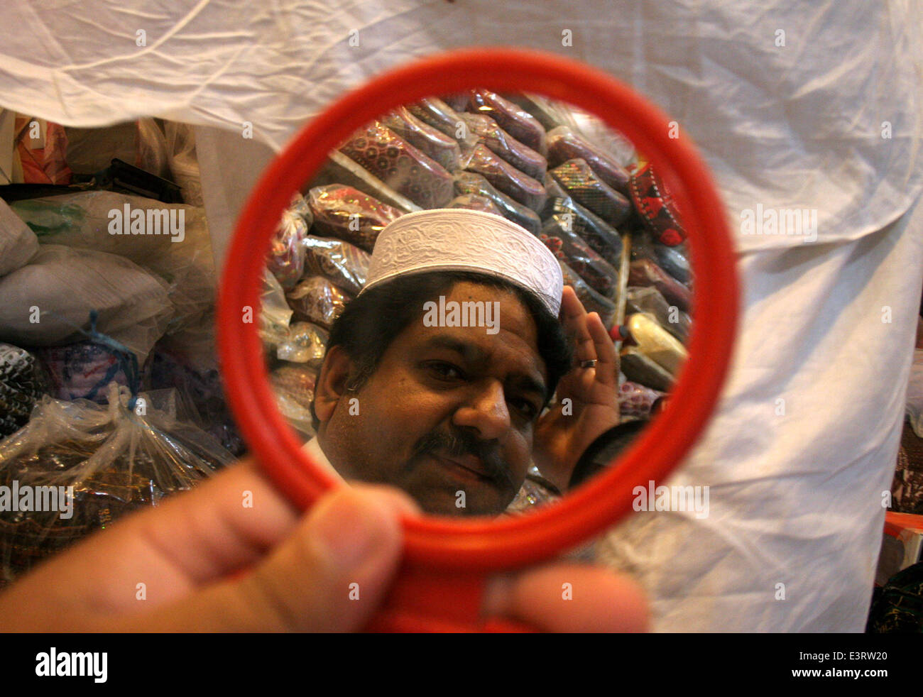 (140628) -- PESHAWAR, June 28, 2014 (Xinhua) -- A man tries a ...