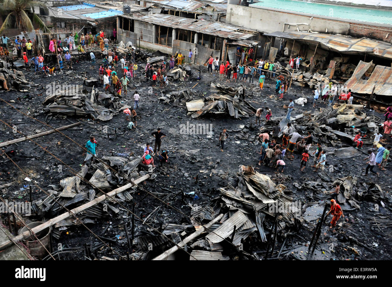 Dhaka, Bangladesh. 28th June, 2014. Bangladeshi slum dwellers wander on ...