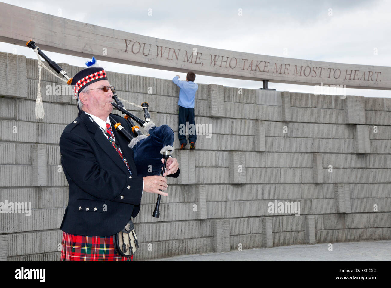 Scottish piper castle Cut Out Stock Images & Pictures - Alamy
