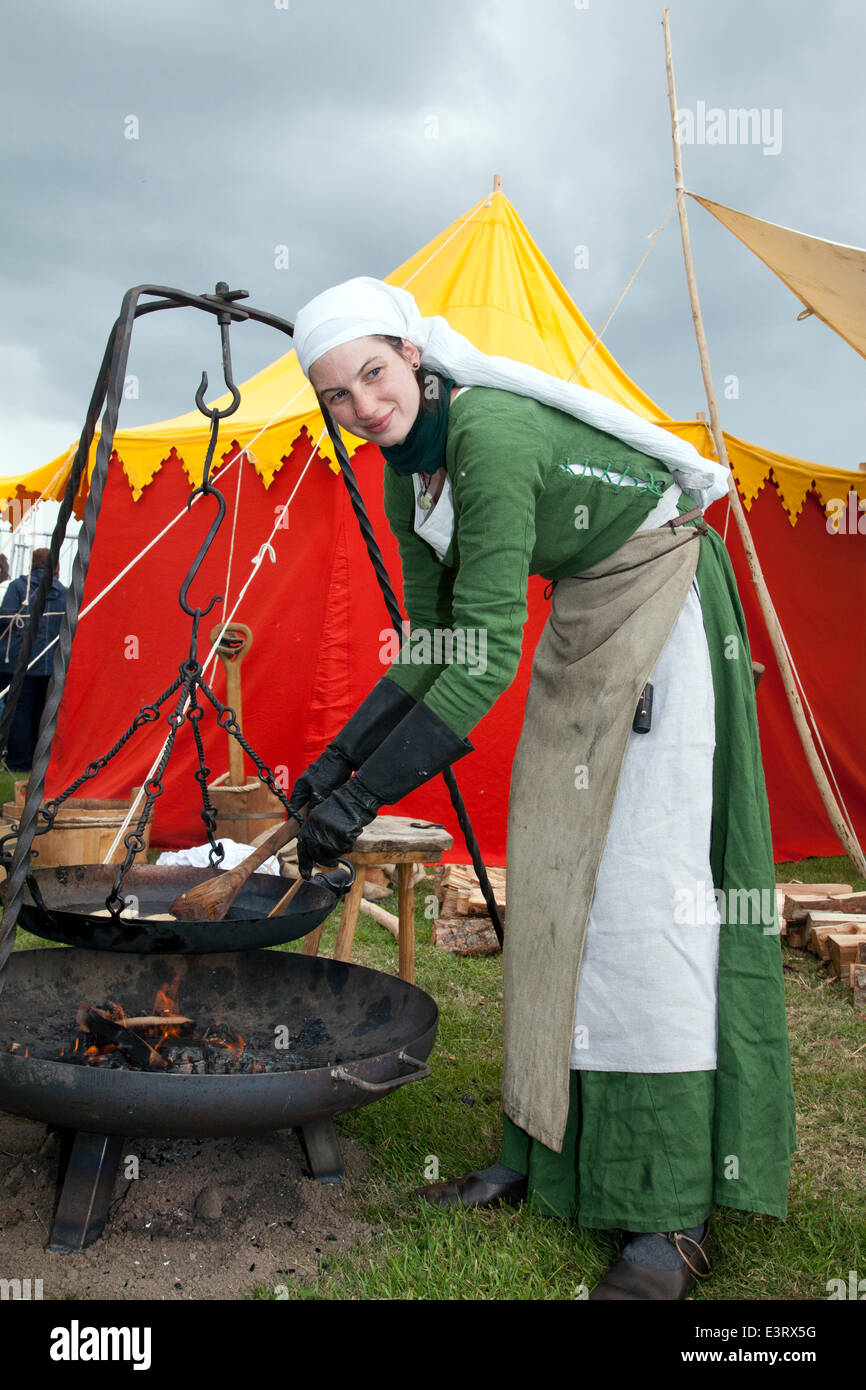 Woman Cooking Over Open Fire Stock Photos & Woman Cooking Over Open ...