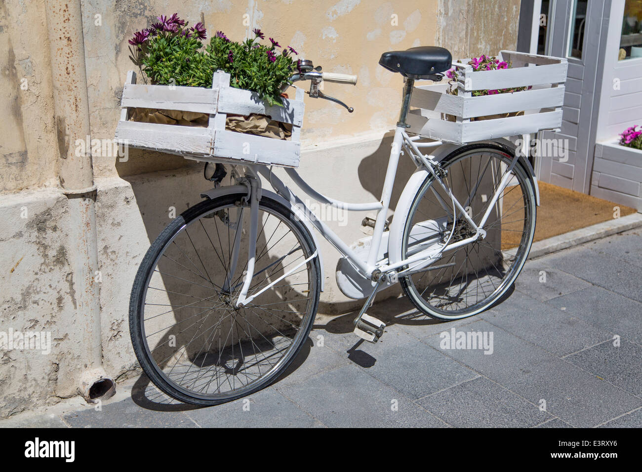 Vintage white metal bicycle hi-res stock photography and images - Alamy