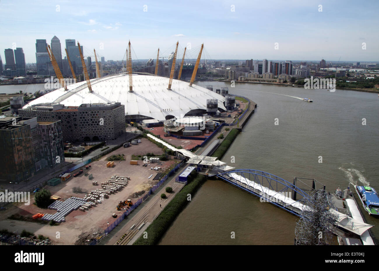 Emirates cable car london o2 hi-res stock photography and images - Alamy