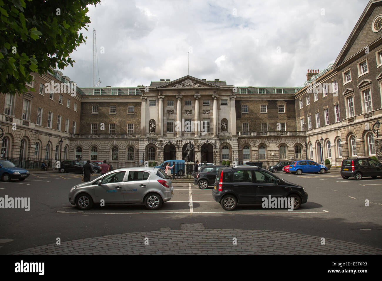 Guy's Hospital, Gate At The Entrance Stock Photo - Alamy