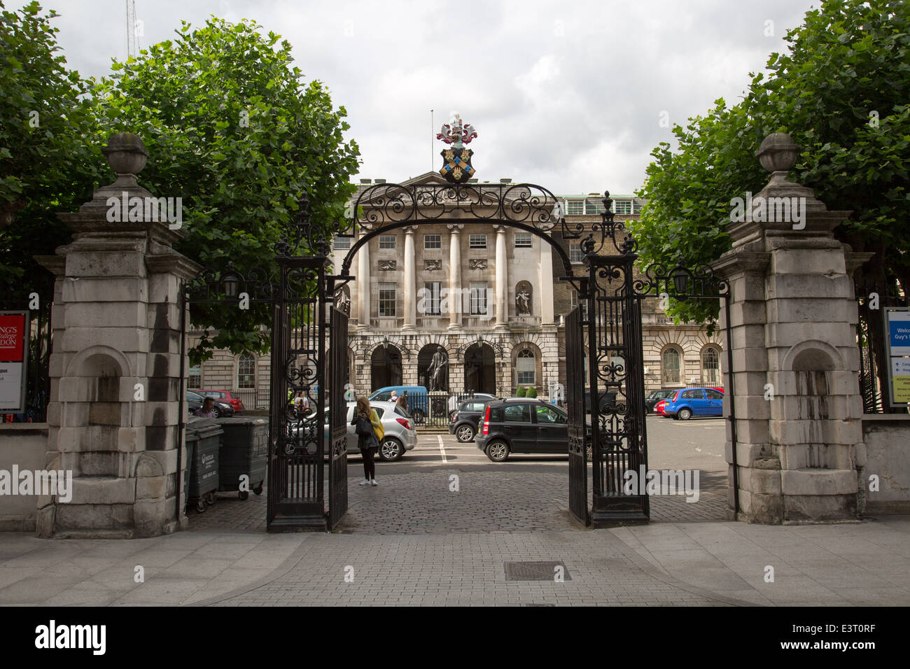 Guy's Hospital, Gate At The Entrance Stock Photo - Alamy
