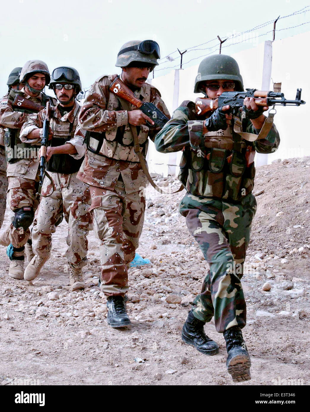 Iraqi Army Soldiers with the 1st Battalion, 2nd Brigade, 8th Infantry ...