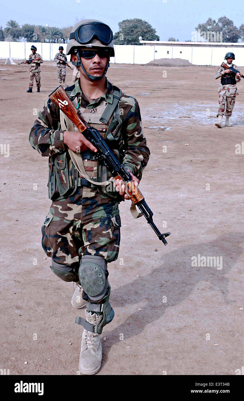 Iraqi Army Soldiers with the 1st Battalion, 2nd Brigade, 8th Infantry ...