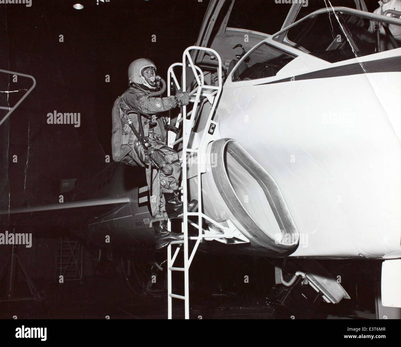 The Convair TF-102A Delta Dagger was a two-seat trainer version of the ...