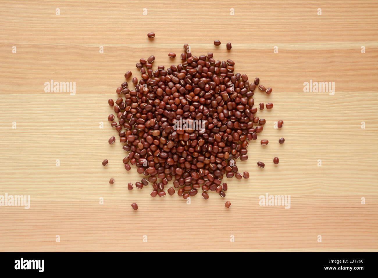 Adzuki, aduki or azuki beans on a wood grain background Stock Photo - Alamy