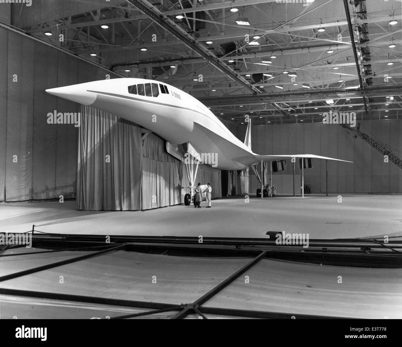 The Lockheed L-2000 was an experimental supersonic transport (SST ...