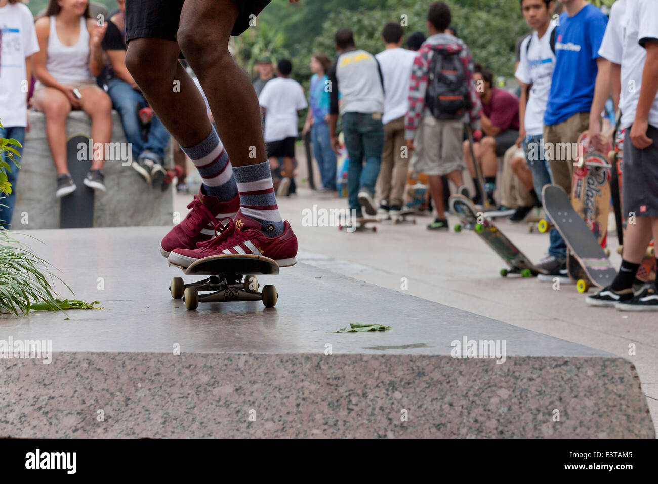 Teenage skateboarder hi-res stock photography and images - Alamy