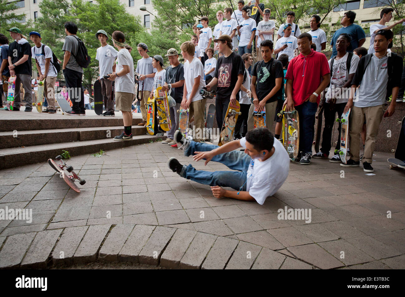 Teen skateboarder helmet hi-res stock photography and images - Alamy