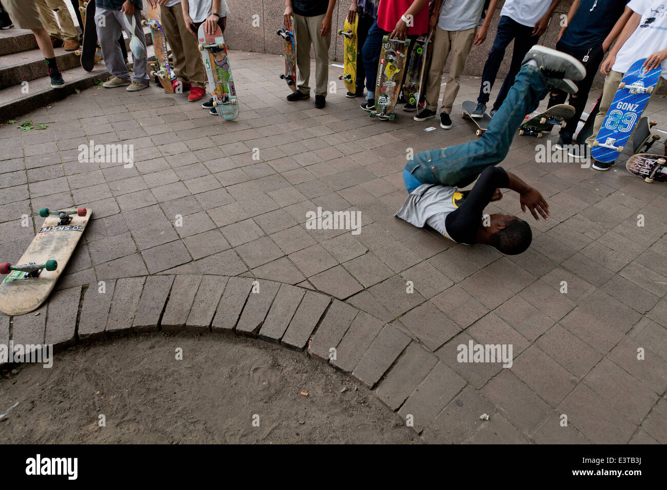 Fall From Skate High Resolution Stock Photography and Images - Alamy
