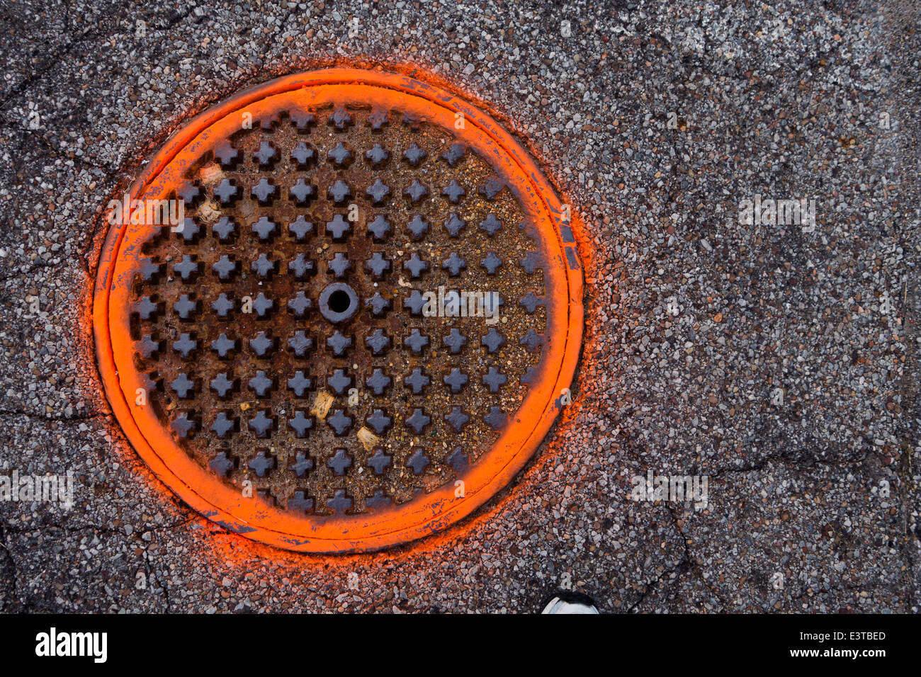 Painted manhole cover hi-res stock photography and images - Alamy
