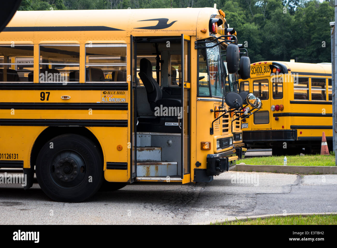 School buses hi-res stock photography and images - Alamy