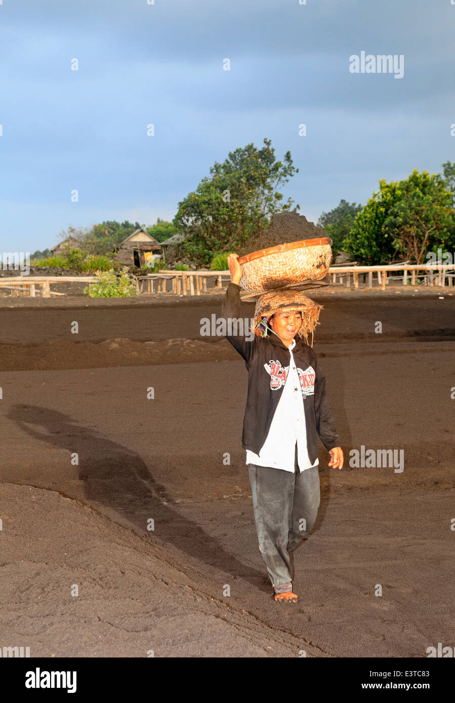One of the few remaining traditional salt makers in Bali, at Kusamba ...