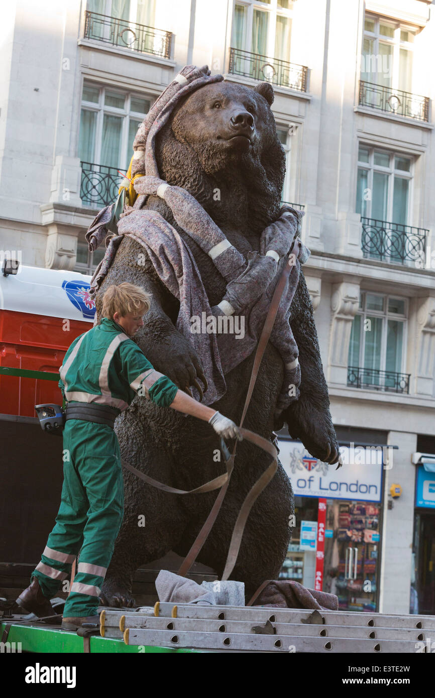 Installation of Nick Bibby's monumental bronze sculpture of Grizzly ...