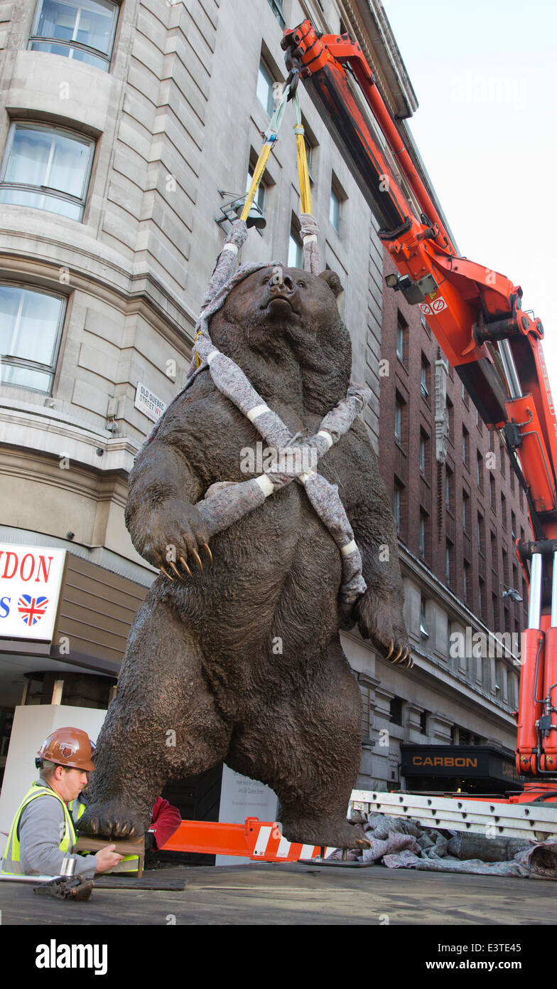Installation of Nick Bibby's monumental bronze sculpture of Grizzly ...