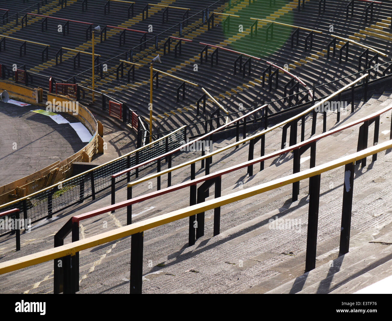 The rooley avenue end crowd barriers hi-res stock photography and ...