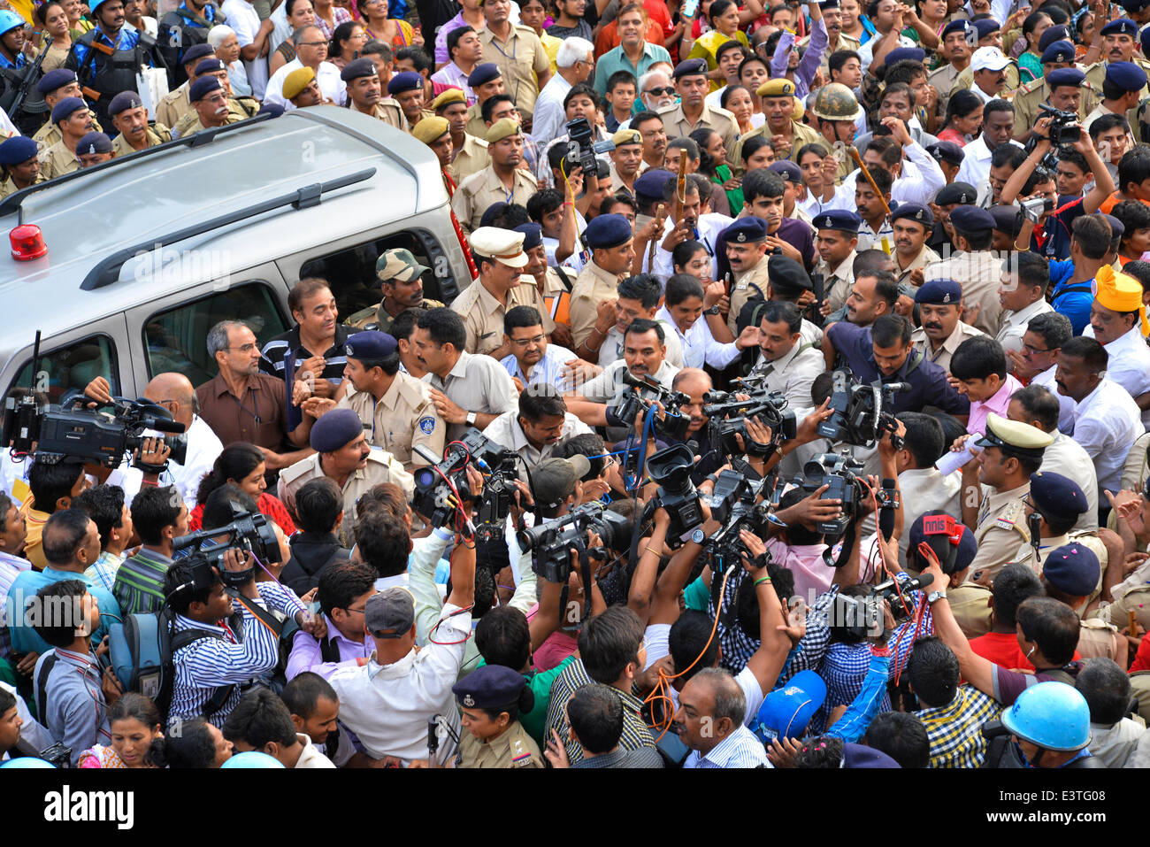 Hindu muslim riots hi-res stock photography and images - Alamy