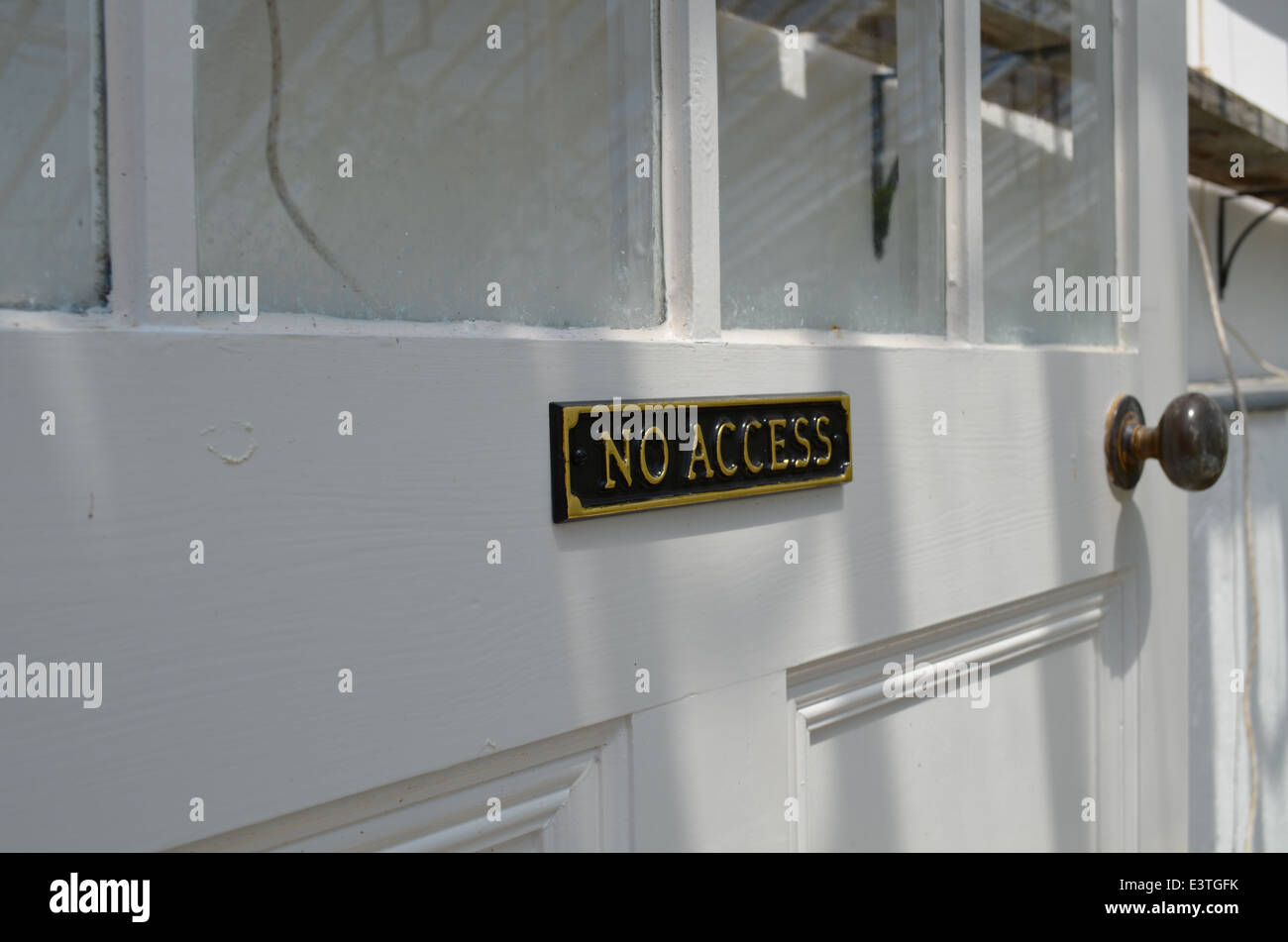 No access sign attached to a wood door Stock Photo - Alamy
