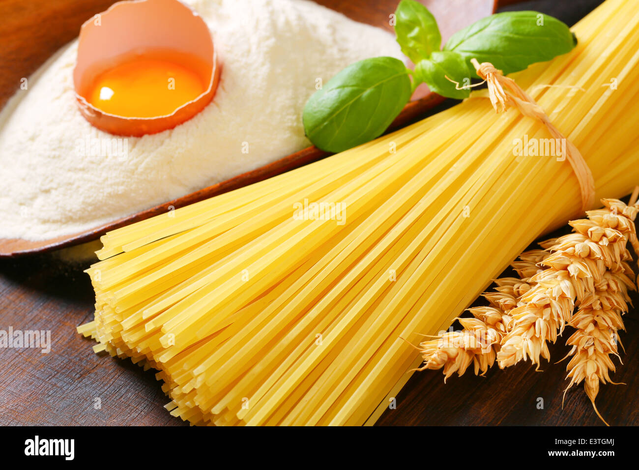 Bundle of dried spaghetti, scoop of flour and fresh egg Stock Photo - Alamy