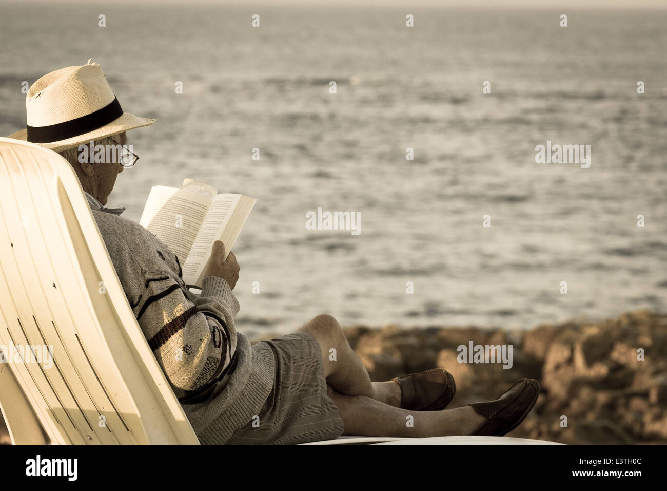 Old man reading book hi-res stock photography and images - Alamy