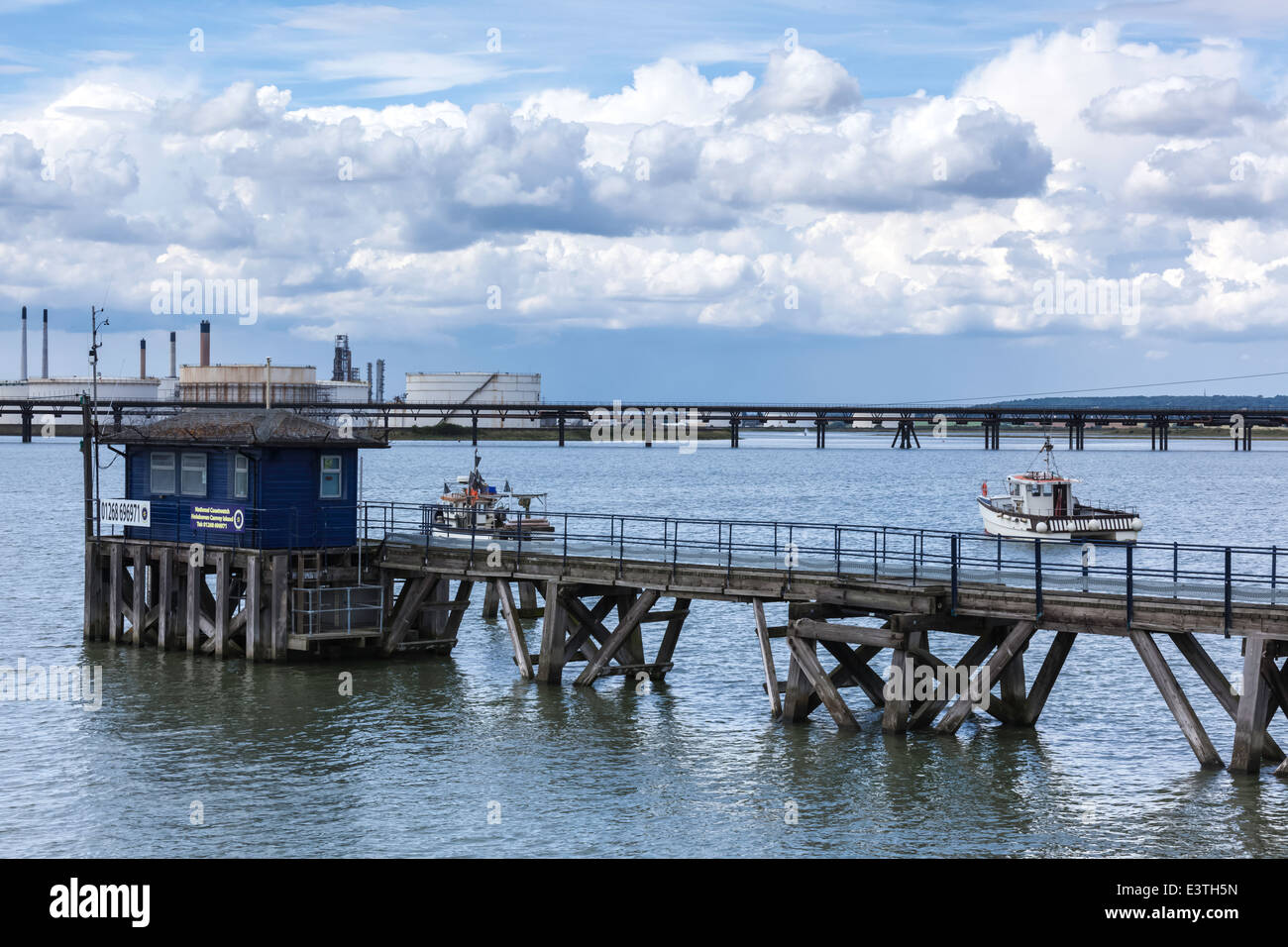 Oil refinery canvey island hi-res stock photography and images - Alamy