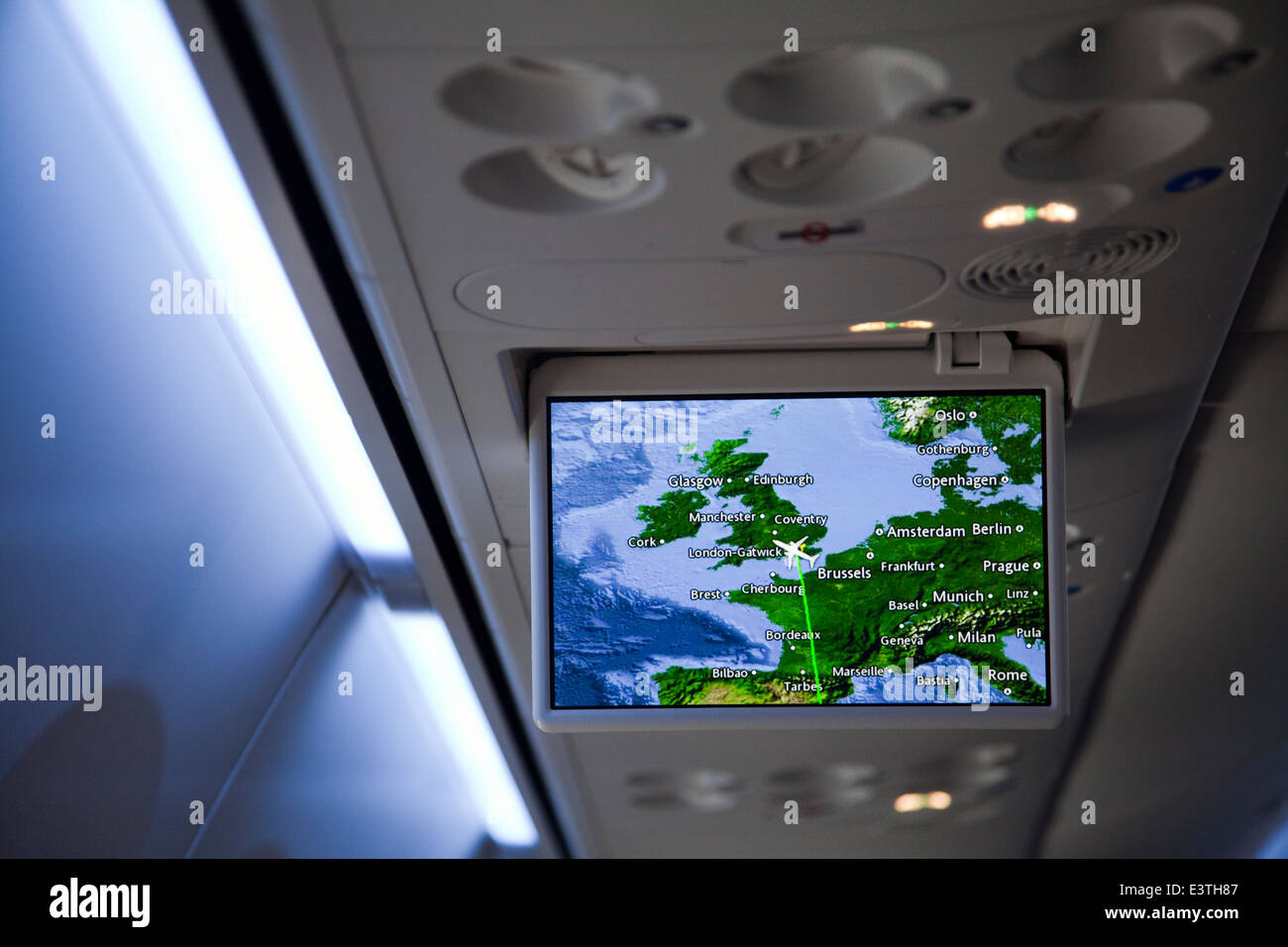 Flight route europe map hi-res stock photography and images - Alamy