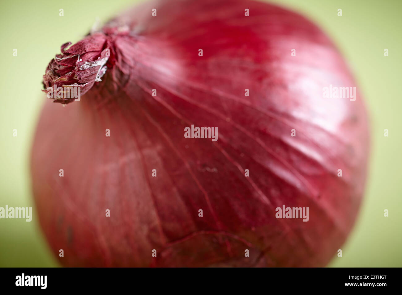 whole raw red onion Stock Photo - Alamy