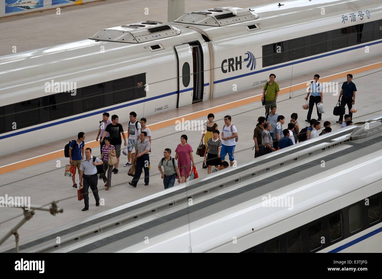 (140629) -- SHIJIAZHUANG, June 29, 2014 (Xinhua) -- Passengers board a ...